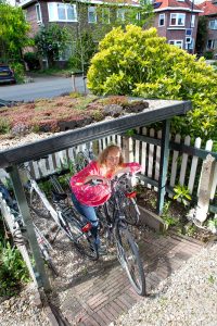 Fietsenberging in de voortuin. Heb je een vergunning nodig? - Fietsersbond