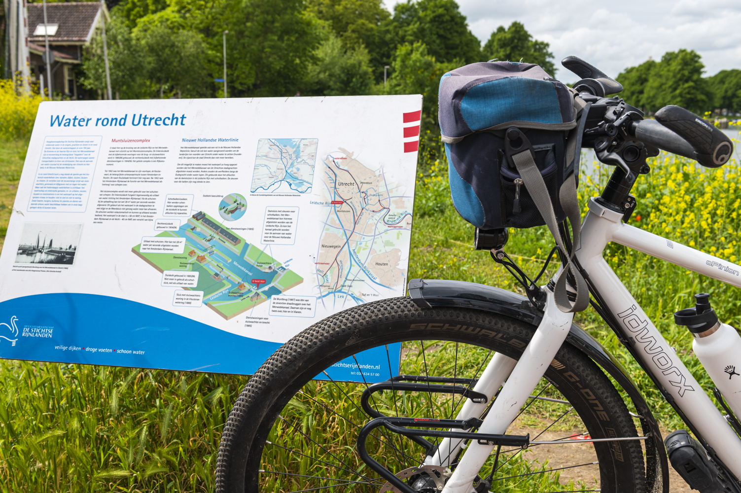 Fietsen langs Utrechts water: dijken, watermolens en peilschalen ...