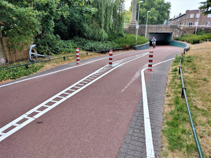 Weg met paaltjes op het fietspad - Fietsersbond